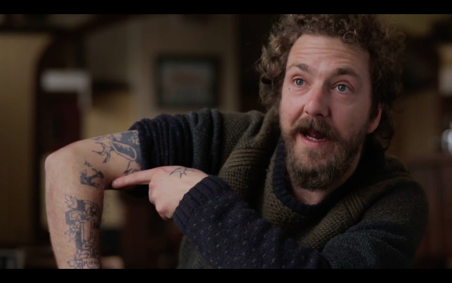 Sebastien Dewaele heeft een W-anker op zijn arm in 'Cargo' - We Love Cinema