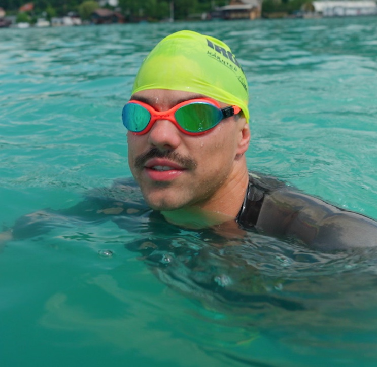 Herbeleef de IRONMAN van Average Rob en Arno The Kid op groot scherm en ...
