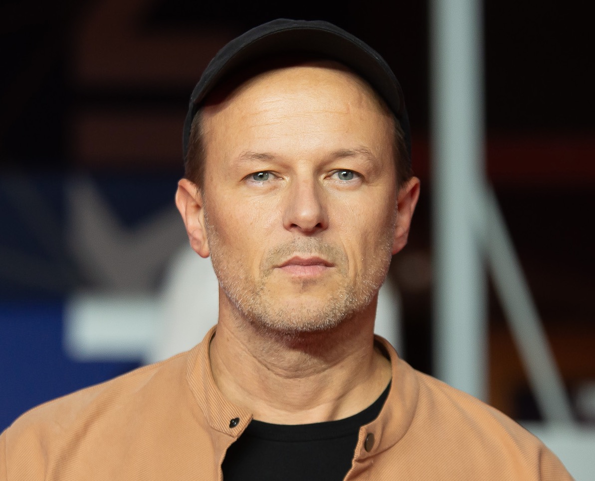 Tussen Rouw en Verzet: Robin Vanbesien over 'hold on to her' - We Love ...